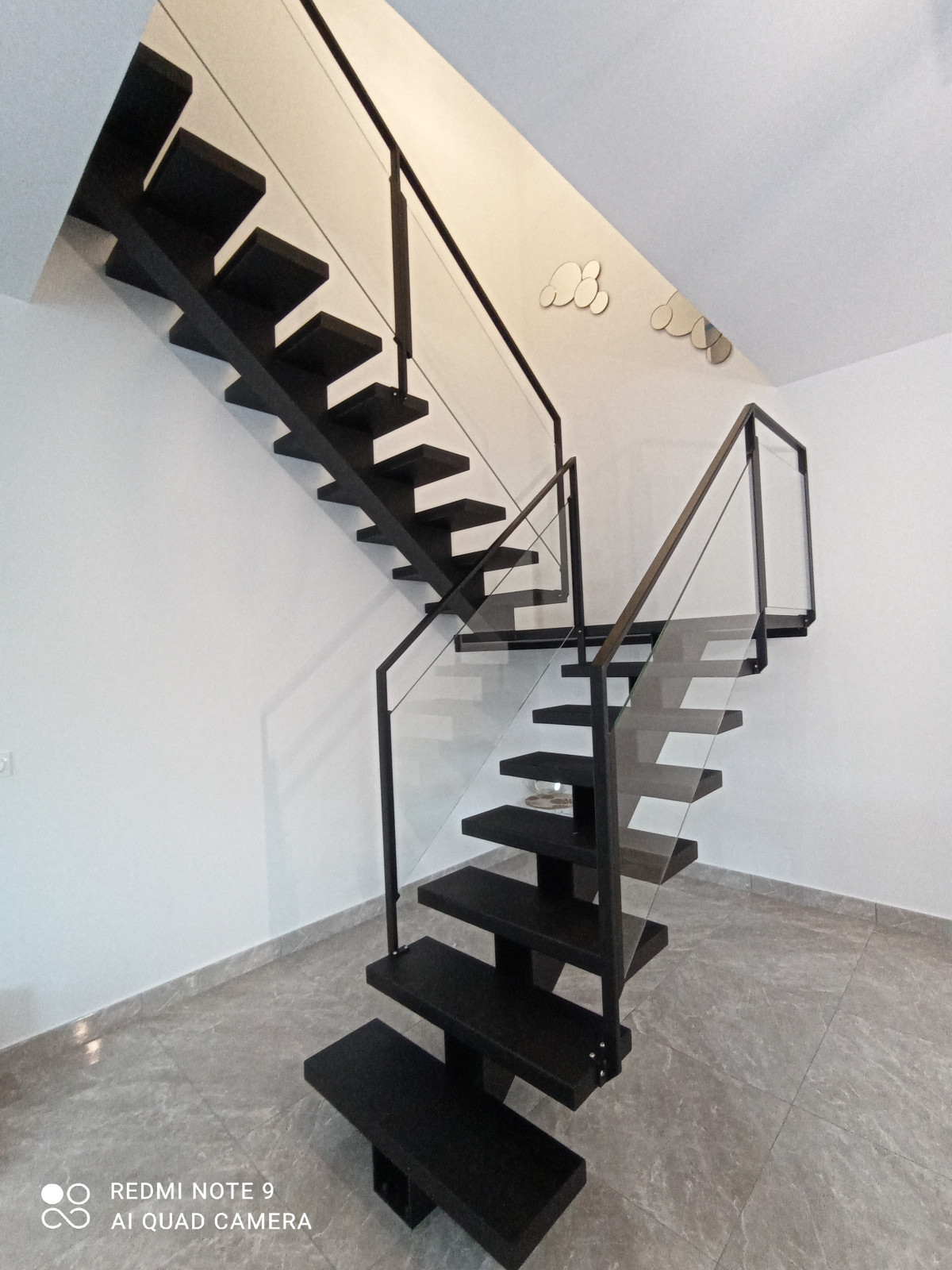 Escalier limon central, 2/4 tournant, en acier | Limage'ination